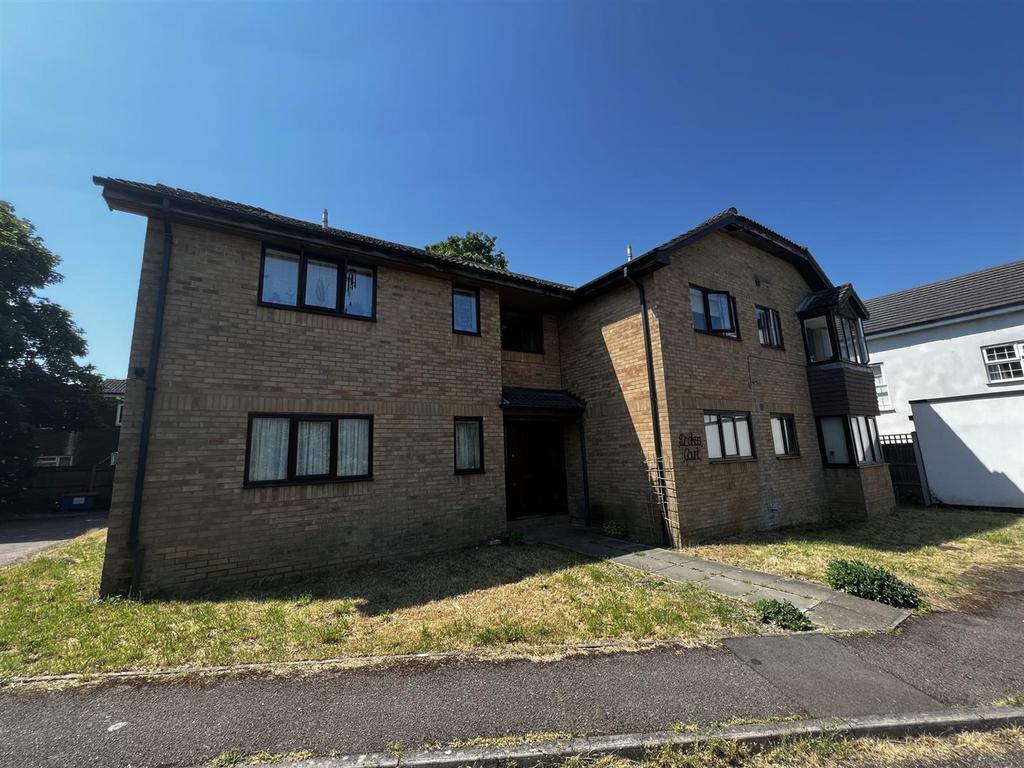 Drakes Court, Dunstable 1 bed flat - £135,000