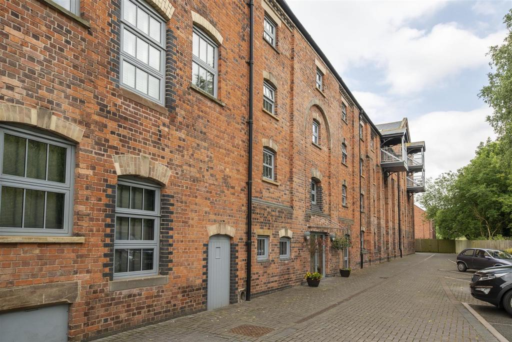 The Malt House, Cairns Close, Lichfield 2 bed apartment for sale - £210,000