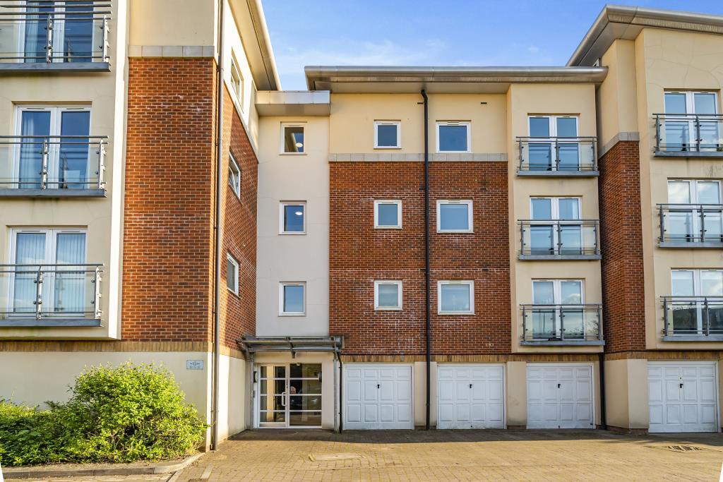 Basingstoke, Hampshire, RG21 2 bed flat - £190,000