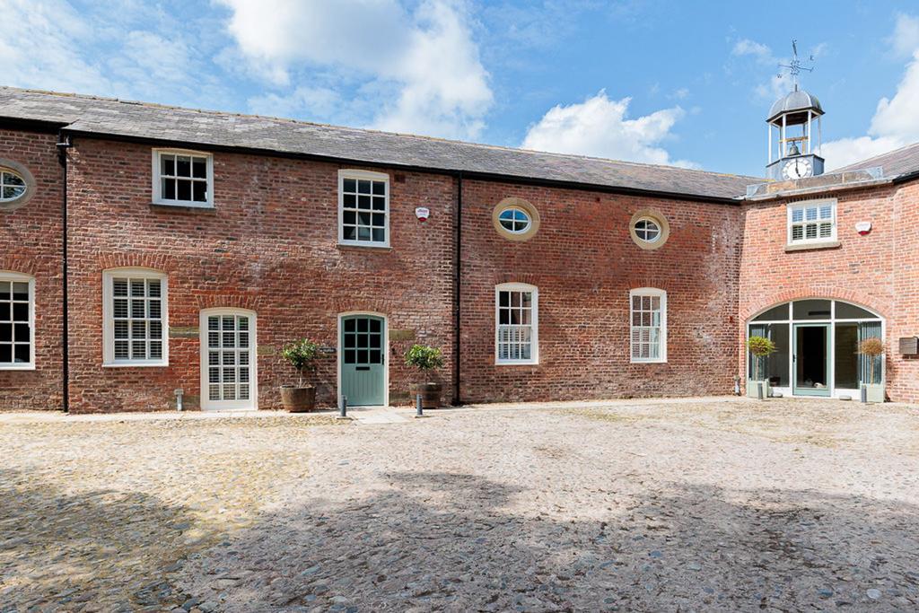 The Stable Yard, Toft Hall Estate... 4 bed barn conversion - £1,150,000