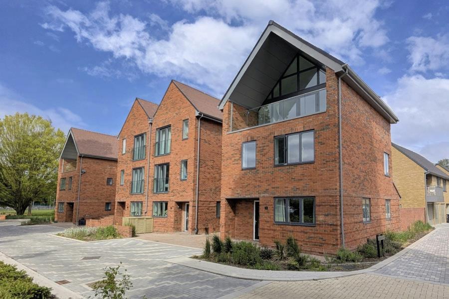 Azure Grove, Woking GU21 4 bed link detached house to rent - £2,850 pcm ...