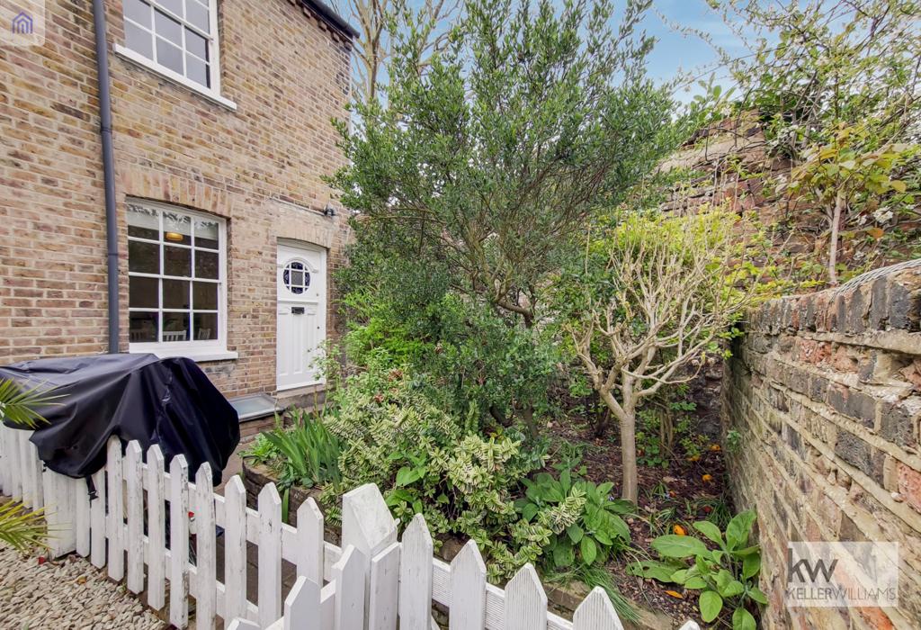 The Embankment, Twickenham 2 bed end of terrace house - £2,500 pcm (£ ...