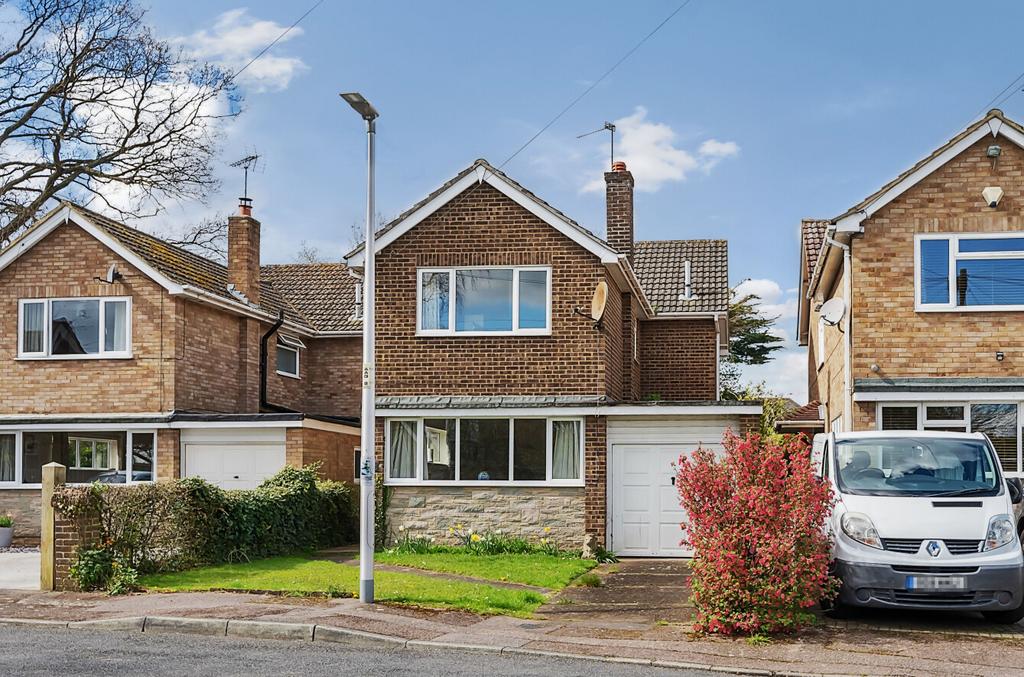 Asquith Road, Gillingham, Kent, ME8 3 bed detached house - £425,000