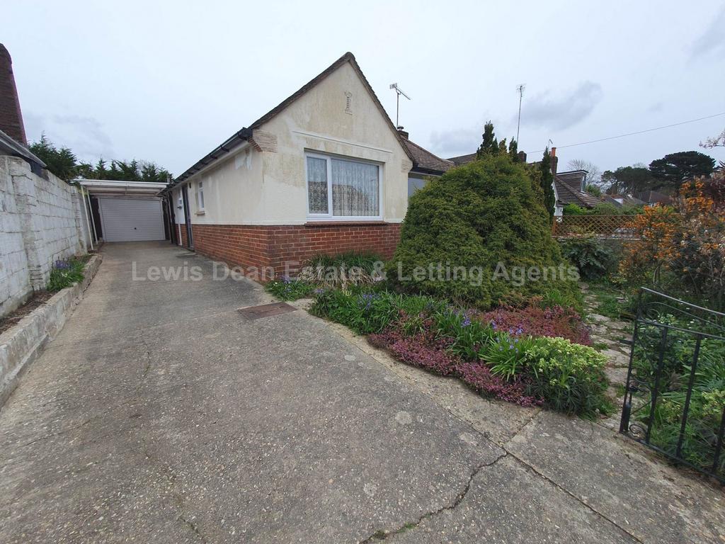 Upton, Poole, Dorset 3 bed bungalow - £1,350 pcm (£312 pw)