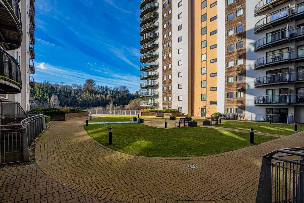 Victoria Wharf, Watkiss Way, Cardiff... 2 bed apartment - £155,000