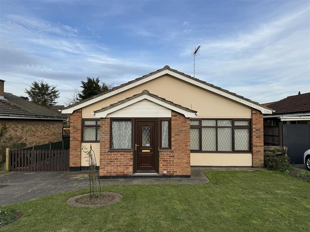 Breydon Way, Lowestoft 2 bed detached bungalow - £240,000