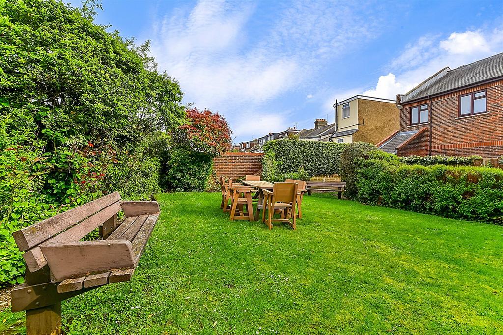 Station Road, Sutton, Surrey 2 bed flat for sale - £125,000
