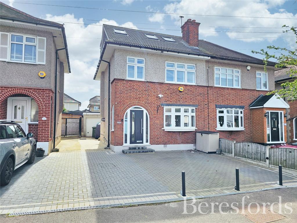 Lynwood Drive, Romford, RM5 4 bed semi-detached house - £550,000