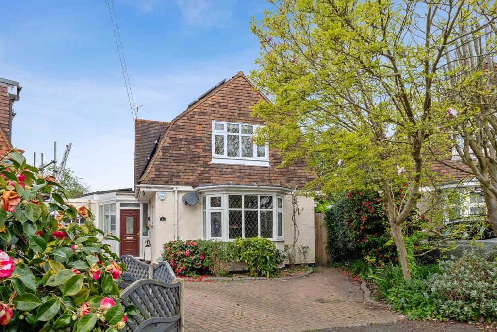 The Croft, Pinner, HA5 4 bed detached house - £850,000