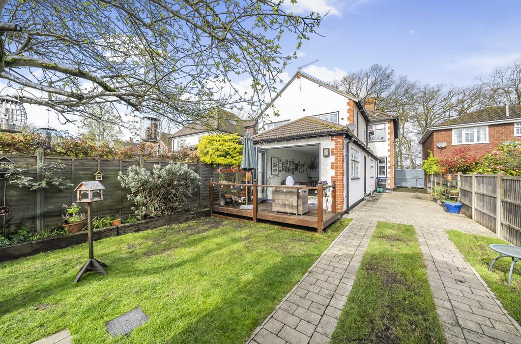 Goldsworth Road, Surrey GU21 3 bed semi-detached house for sale - £650,000