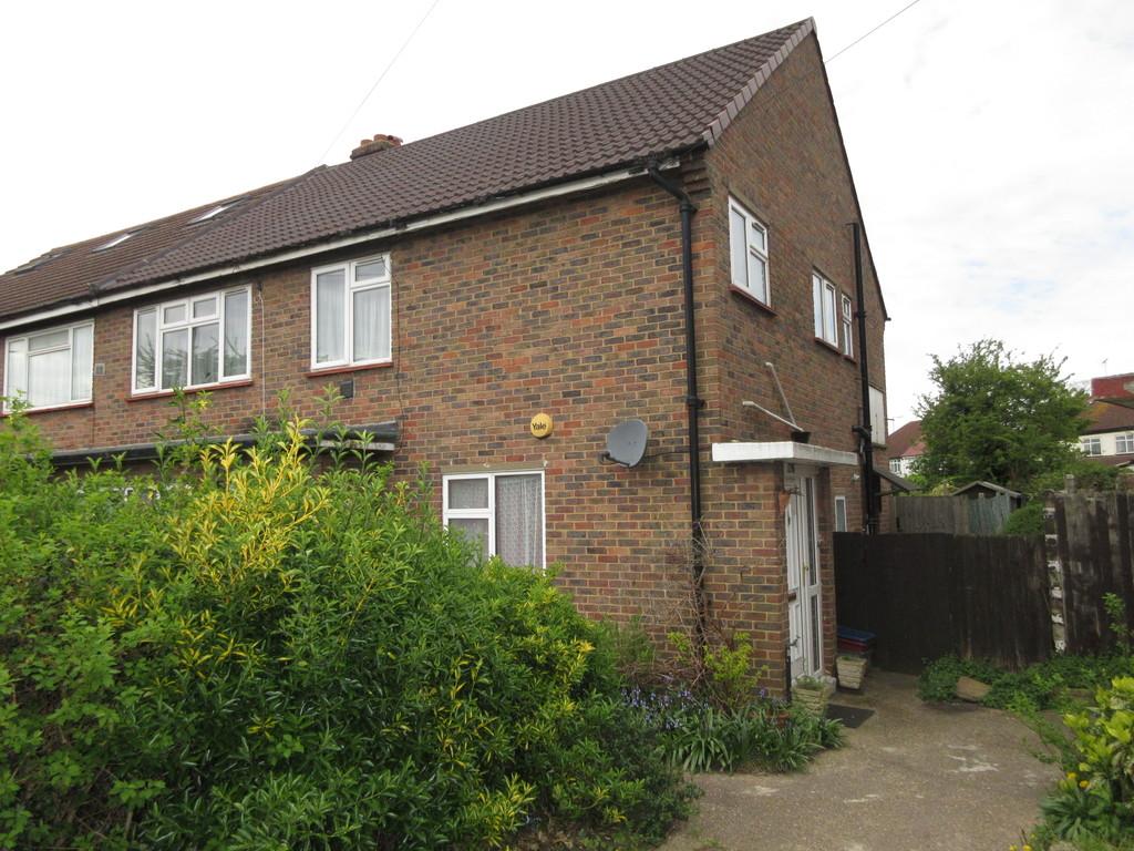 Sutton Lane, Hounslow TW3 2 bed maisonette for sale - £315,000