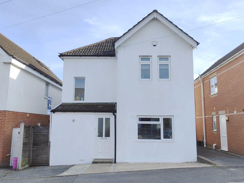 Phyldon Road, Poole BH12 3 bed detached house - £400,000