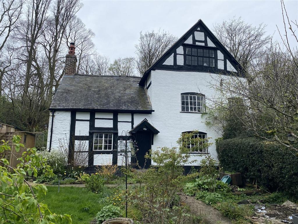 Llwyn-Y-Cil, Chirk, Nr Wrexham. 3 bed semi-detached house - £250,000