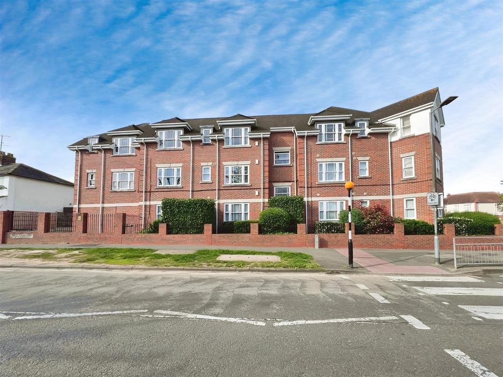 Winchester Court, Broomfield Road... 2 bed apartment - £250,000