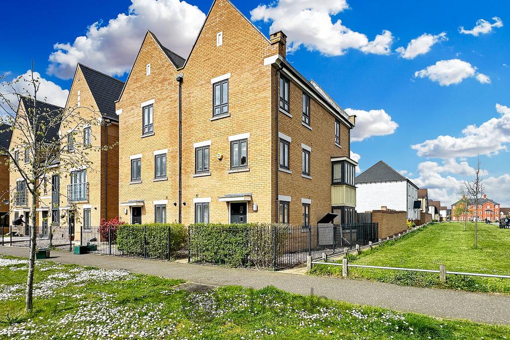 Roberts Road, Colchester... 4 bed townhouse - £375,000