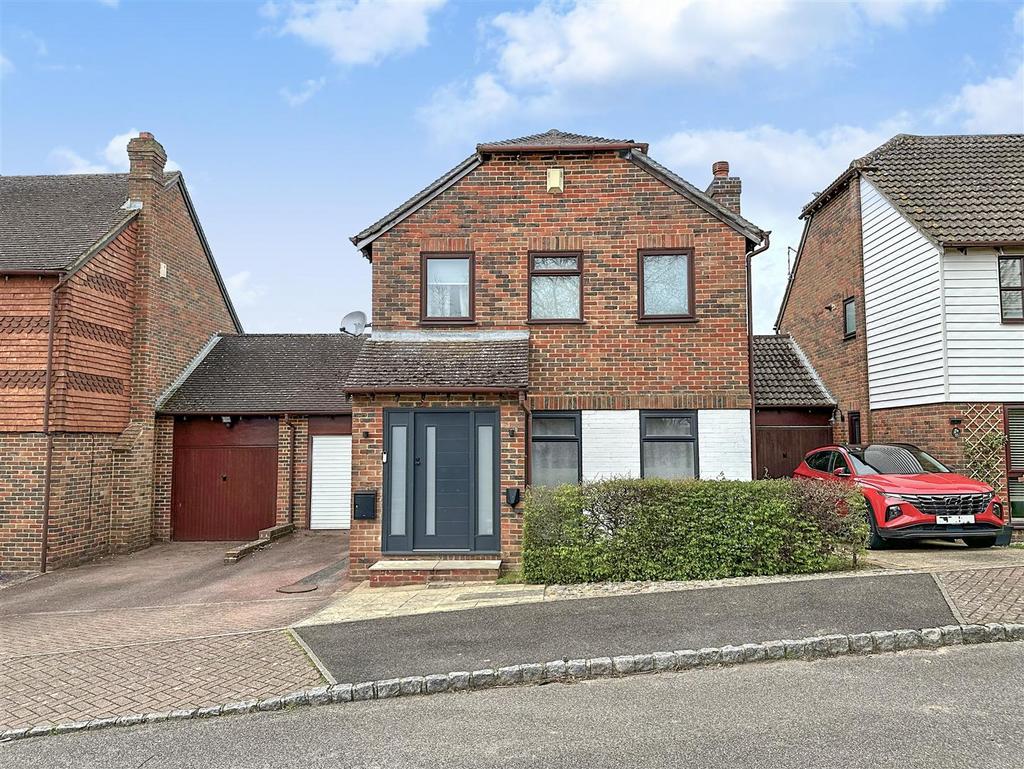Button Lane, Bearsted, Maidstone 3 bed link detached house - £450,000