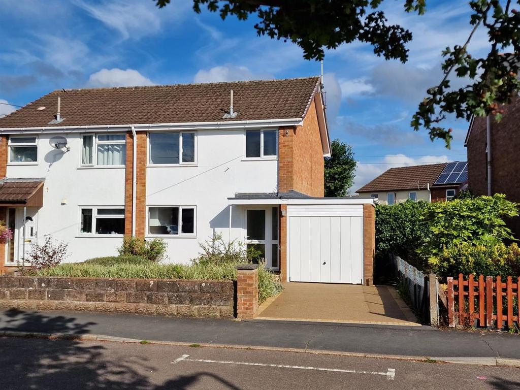 Siddalls Gardens, Tiverton EX16 3 bed semi-detached house - £250,000