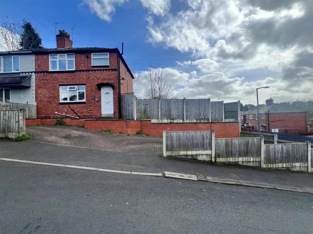 Coombe Hill, Cradley Heath, B64 7QG 2 bed semi-detached house - £170,000