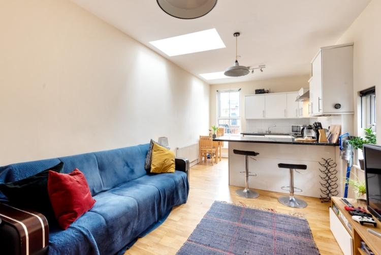 St. John's Road London SW11 2 bed flat - £2,030 pcm (£468 pw)