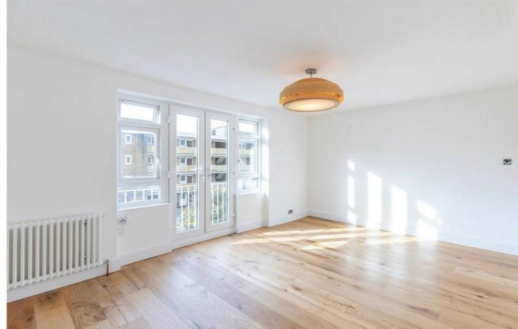 Coles Court, Trott Street, SW11... 3 bed maisonette - £550,000