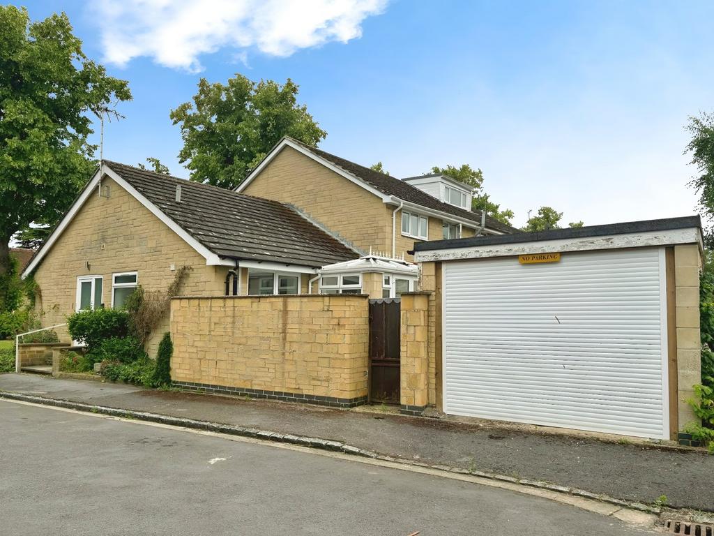 Stratton Audley, Bicester OX27 2 bed bungalow - £275,000