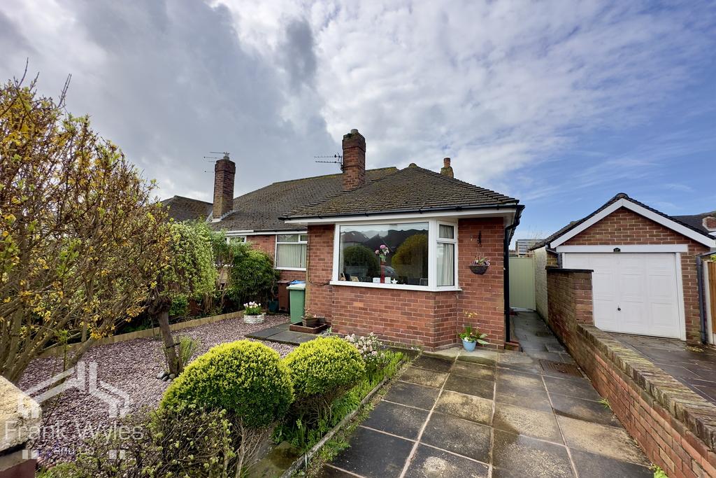 Berwick Road, Lytham St Annes, FY8 1JT 2 bed semi-detached bungalow - £ ...