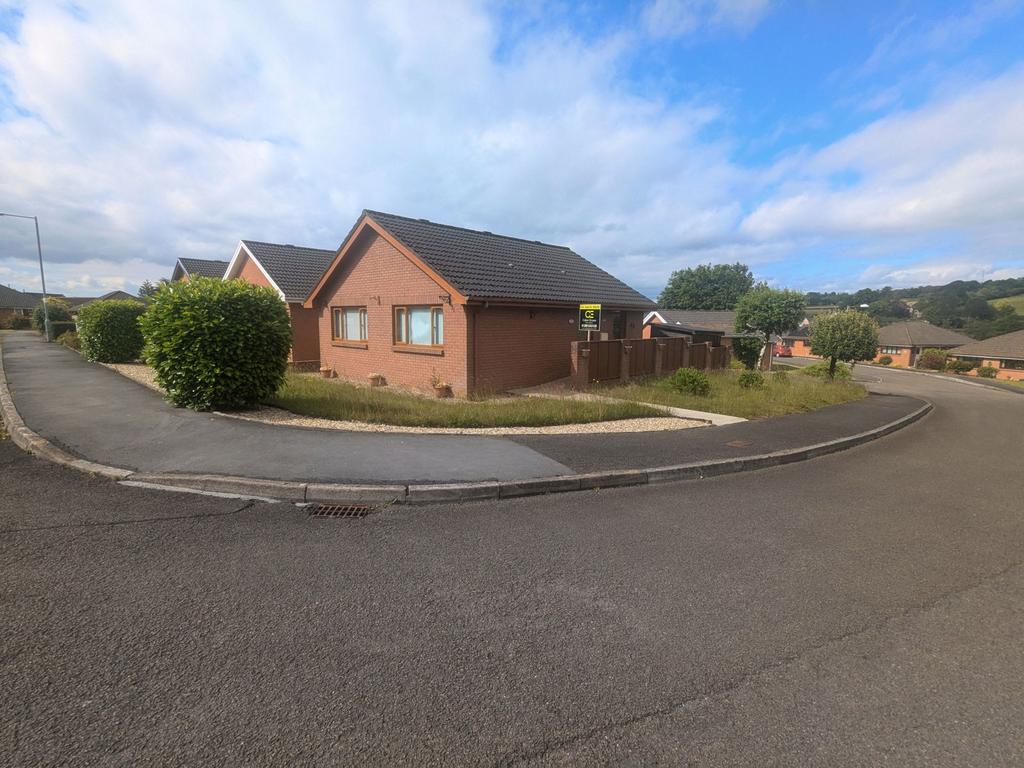 Caeffynnon Road, Llandybie, SA18 2 bed detached bungalow for sale - £ ...