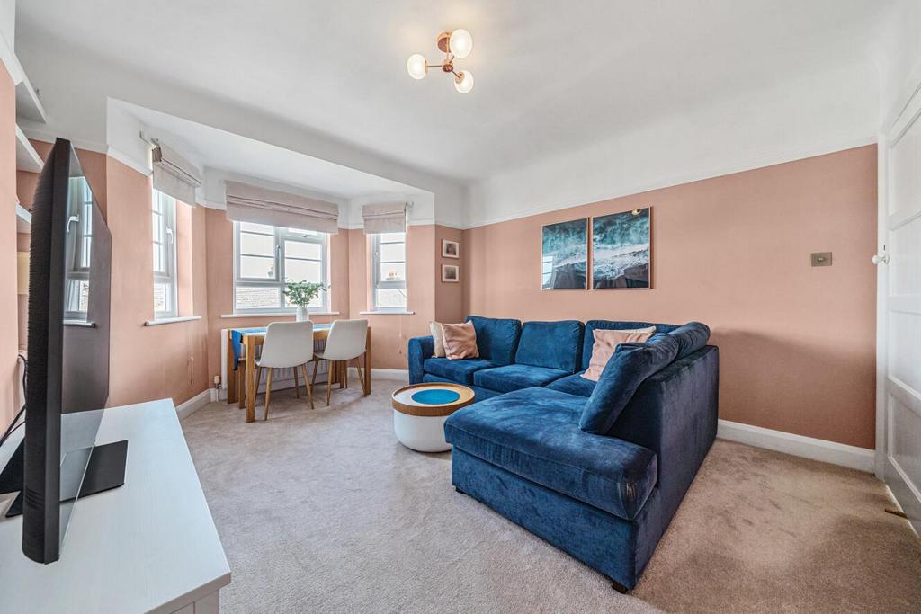 Burntwood Lane, Earlsfield 2 bed flat - £475,000