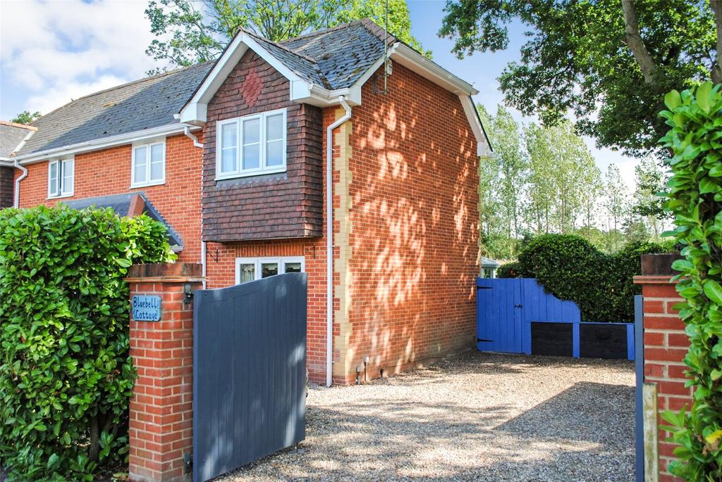 Reading Road, Hampshire RG27 2 bed semi-detached house - £450,000