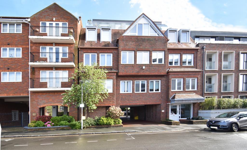 Station Road, Gerrards Cross... 1 bed apartment - £250,000