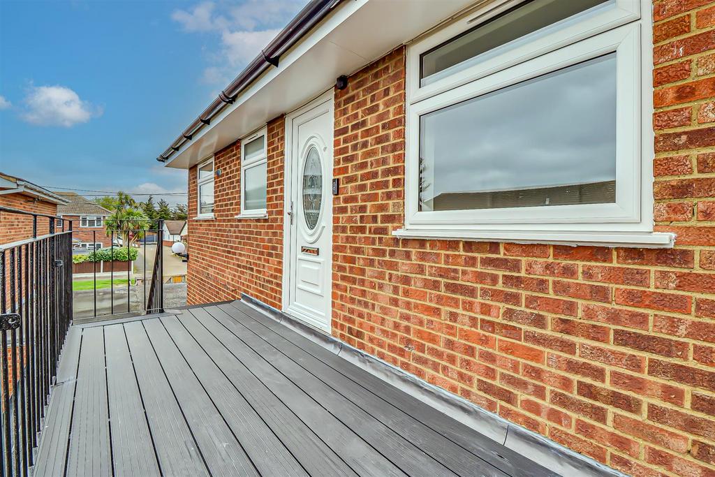 Central Avenue, Canvey Island SS8 2 bed flat - £210,000