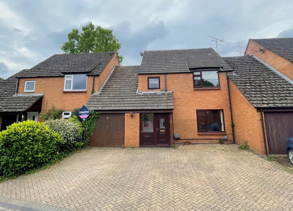 The Oaks, Hampshire GU46 4 bed link detached house - £485,000