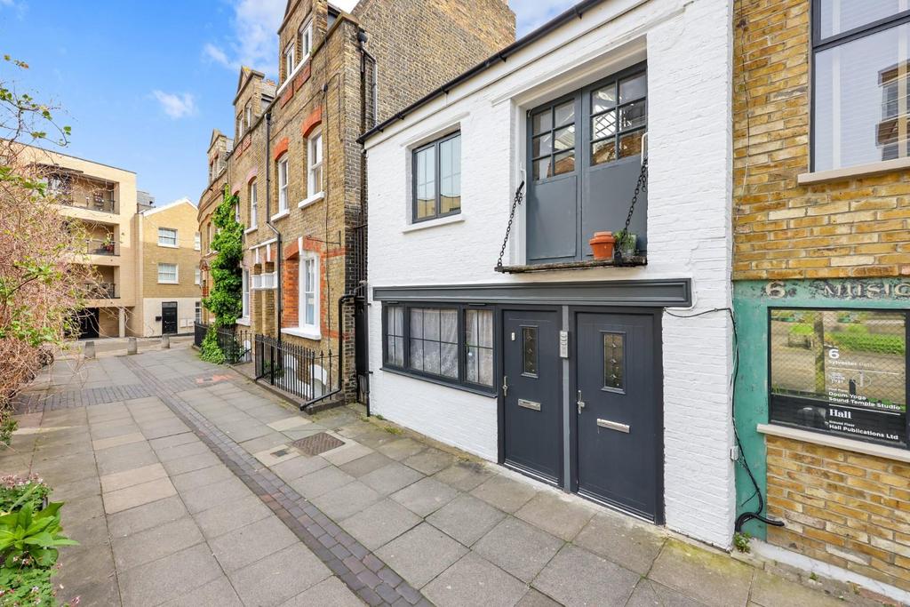 Sylvester Path, Hackney, E8 2 bed apartment - £400,000