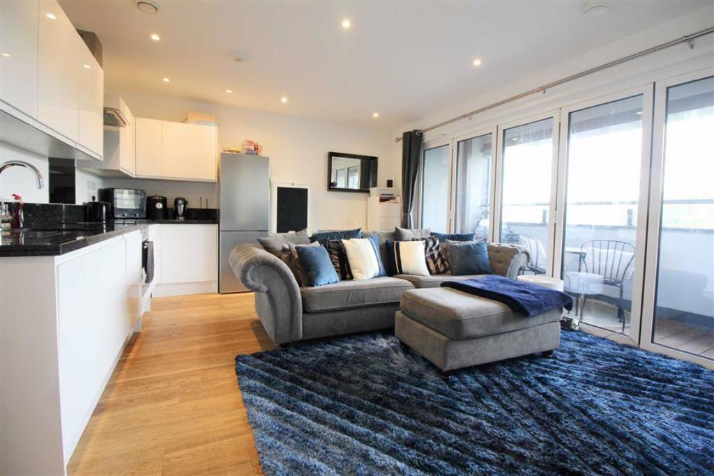 Elstree House,Elstree Way, Borehamwood 2 bed flat - £325,000