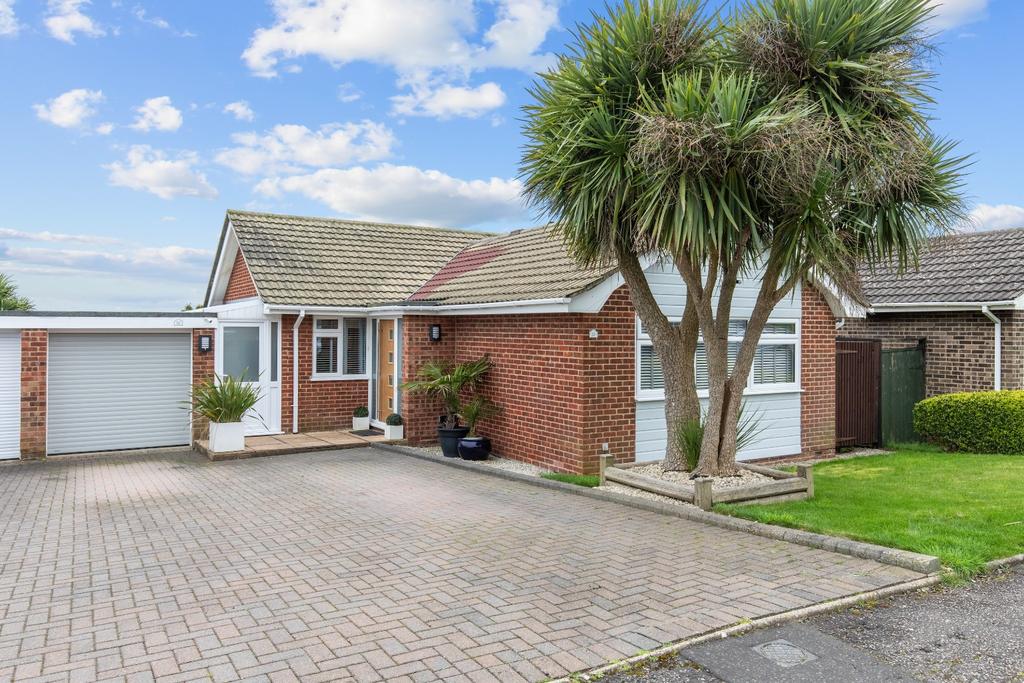 Slonk Hill Road, Shoreham-By-Sea... 2 bed detached bungalow - £550,000
