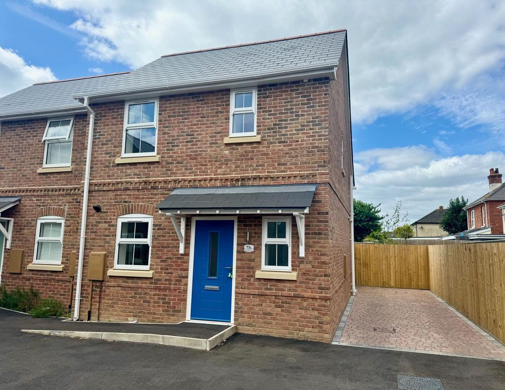 Clarendon Road, Christchurch BH23 2 bed end of terrace house - £340,000