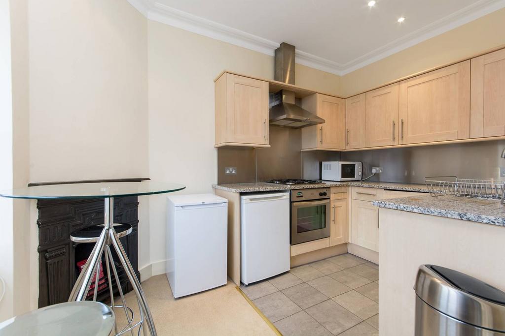 Rusthall Avenue, Bedford Park... 2 bed flat to rent - £3,500 pcm (£808 pw)
