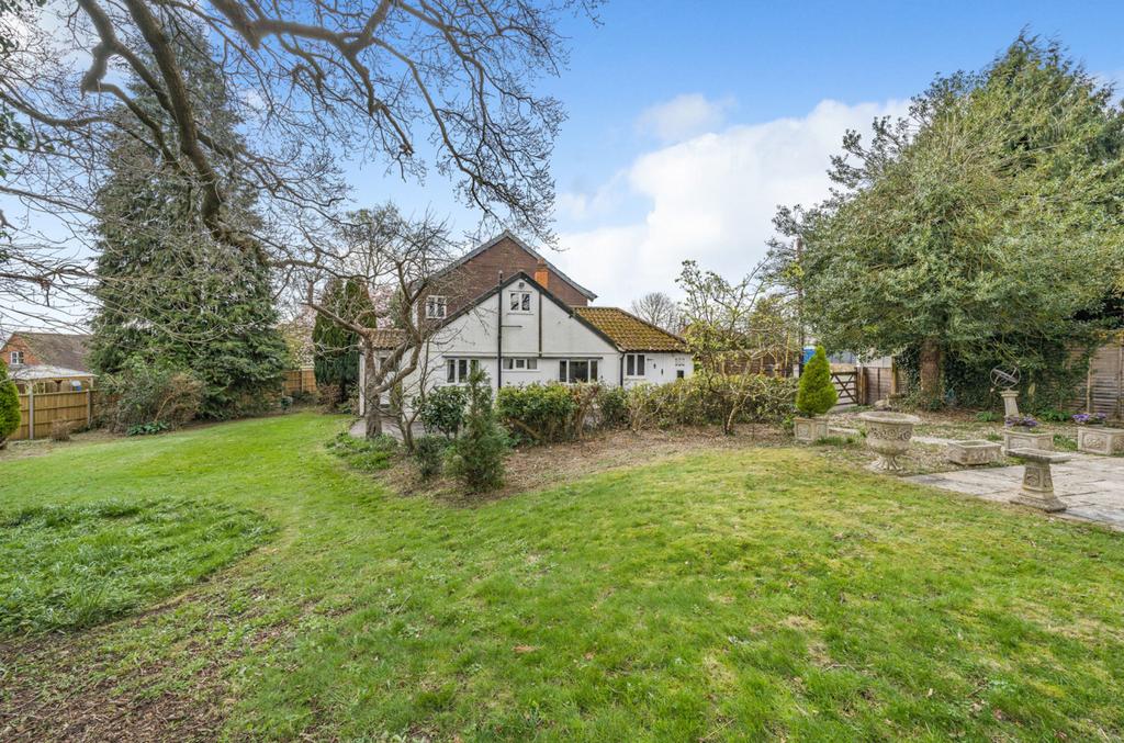 The Avenue, Reading RG7 4 bed detached house - £750,000