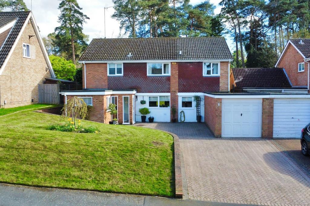 Roundway, CAMBERLEY GU15 4 bed detached house - £700,000