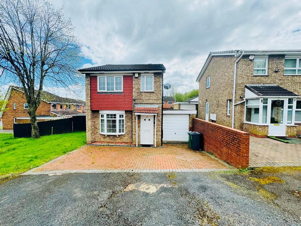 St Christopher Close, West Bromwich, B70 3 bed detached house - £1,250 ...