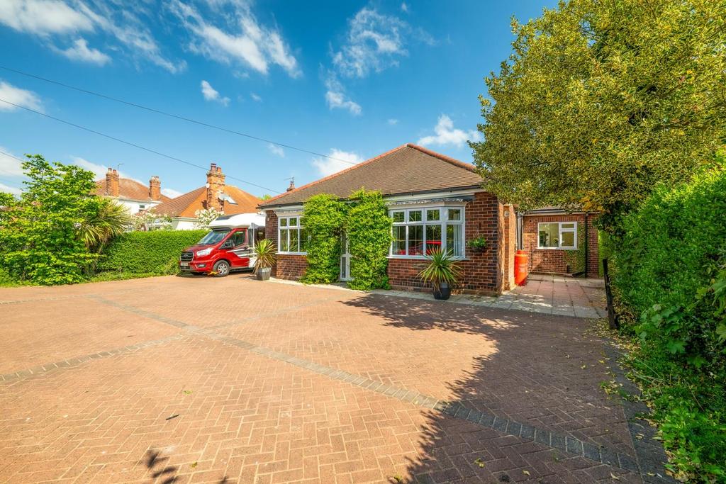 Willingham Road, Knaith Park... 4 bed bungalow for sale - £389,995