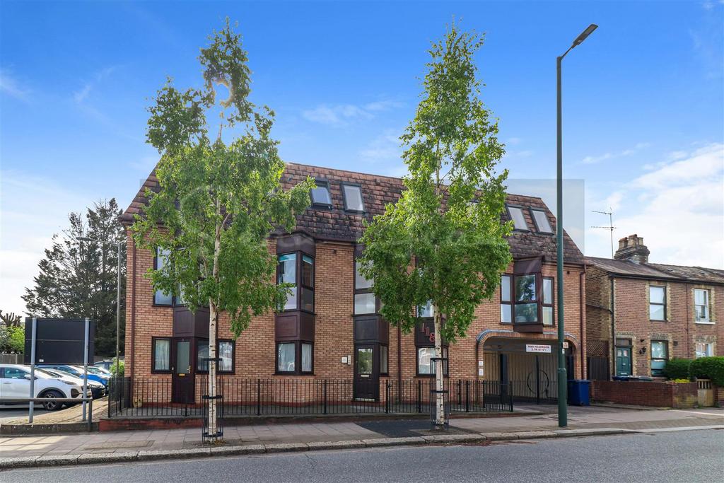 Associates House, New Barnet EN4 2 bed flat - £395,000