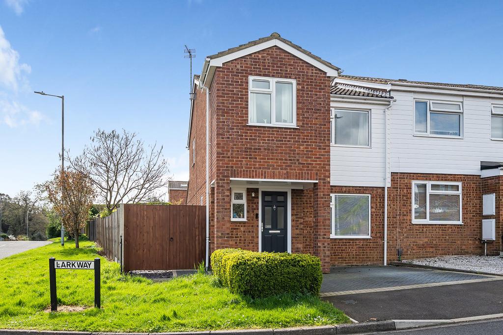 Larkway, Flitwick, MK45 3 bed end of terrace house - £375,000
