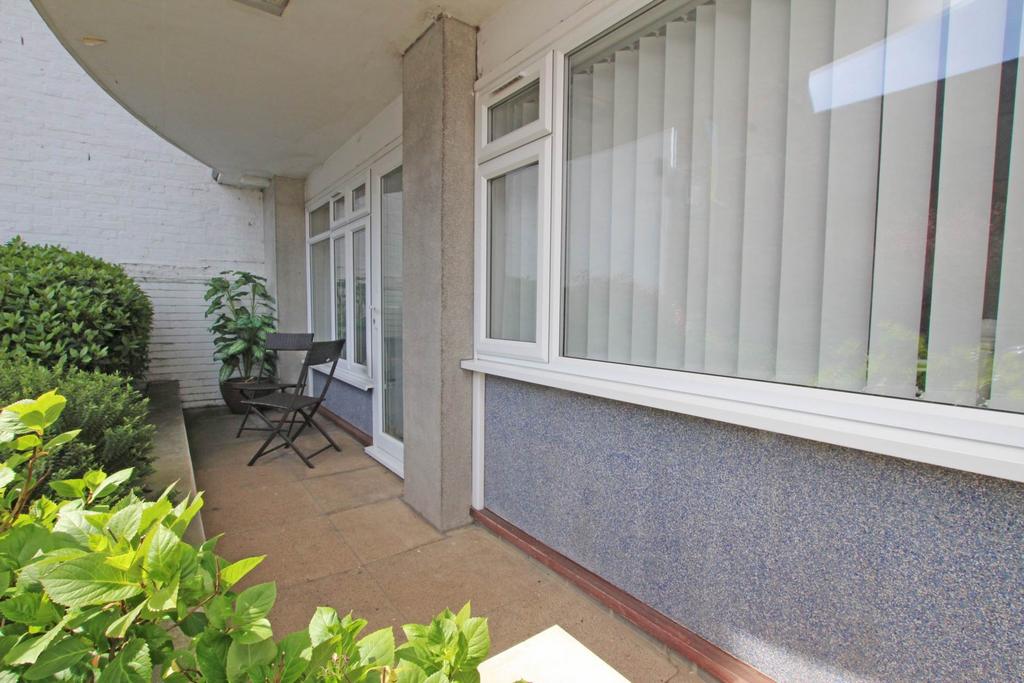 South Street, Eastbourne, BN21 4LD 2 bed flat - £230,000