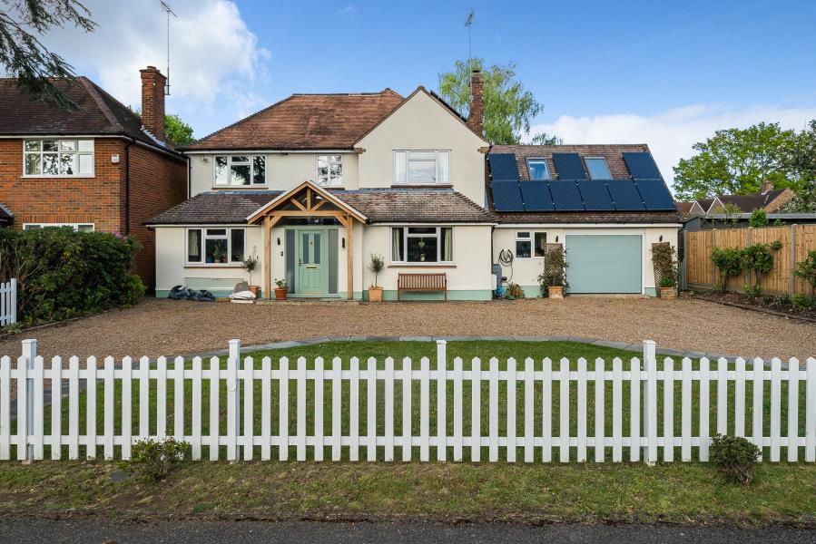 The Oaks, West Byfleet KT14 6 bed detached house - £4,750 pcm (£1,096 pw)