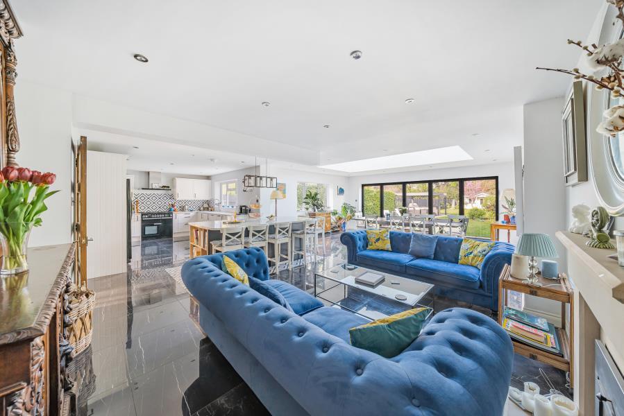 The Oaks, West Byfleet KT14 6 bed detached house - £4,750 pcm (£1,096 pw)