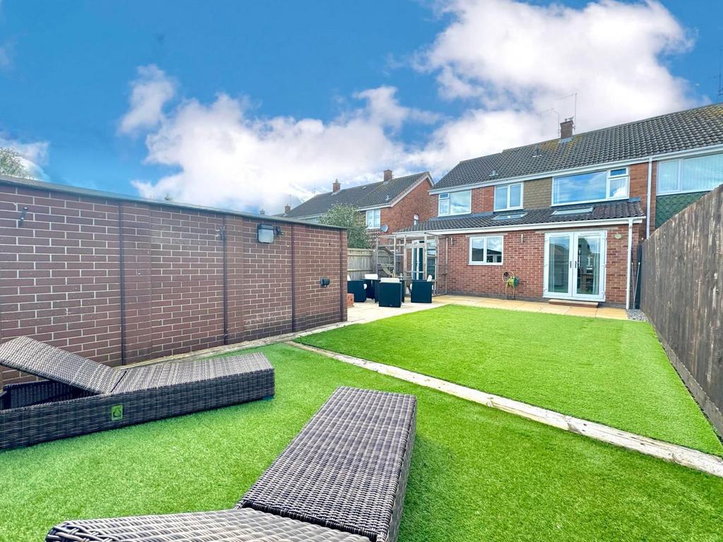 Upper Stratton, Swindon SN2 4 bed semi-detached house - £395,000