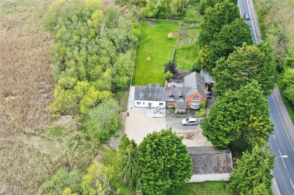 Bath Road, Woolhampton, Reading... 3 bed semi-detached house - £550,000