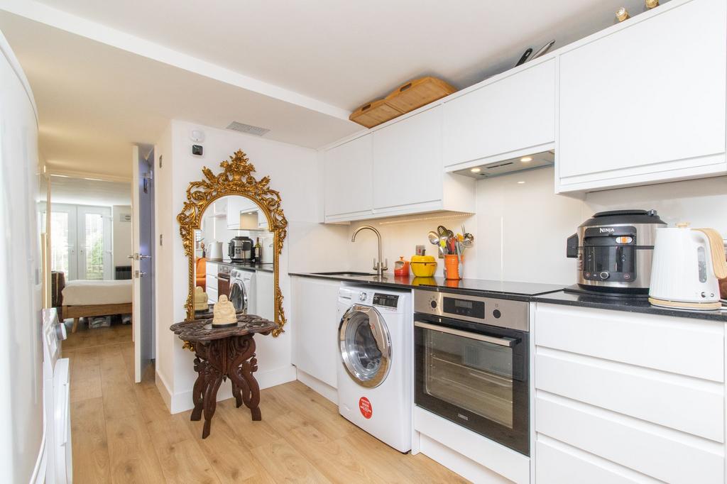 The Vale, Wood Bury, CT10 1 bed ground floor flat - £175,000