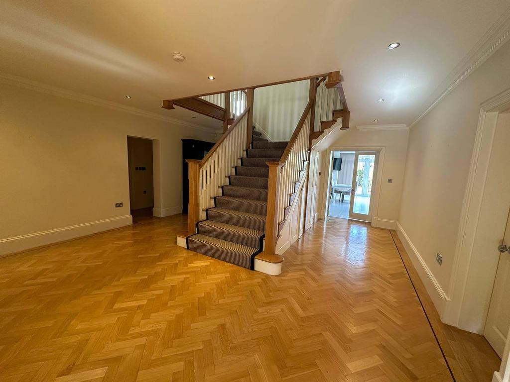Chigwell, IG7 7 bed detached house - £12,000 pcm (£2,769 pw)